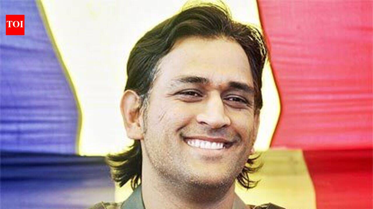 Dhoni meets soldiers at LoC