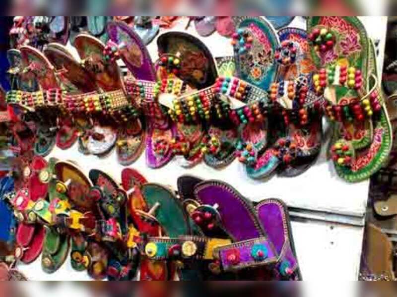 The traditional Kolhapuri goes hip - Times of India