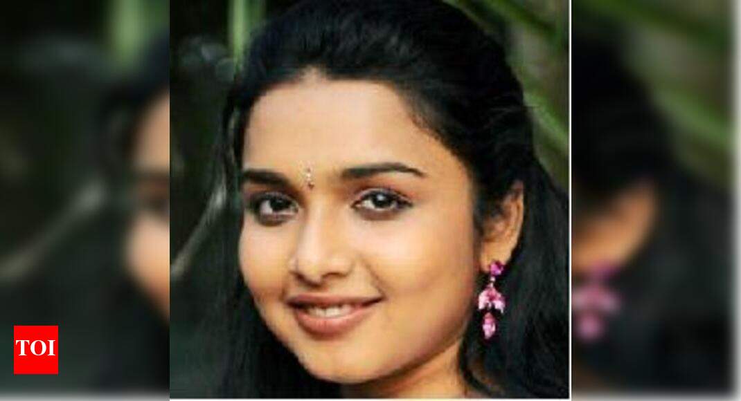 Deepthy breaks her her leg in Camel chasing | Tamil Movie News - Times ...