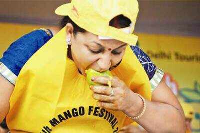 Mango eating competition in the city - Times of India