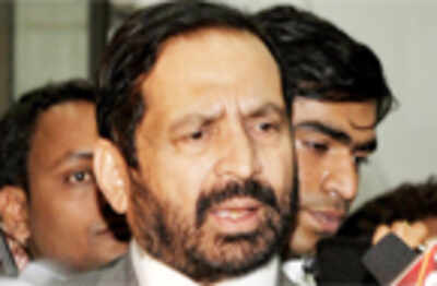 Suresh Kalmadi: Suresh Kalmadi hits back at Ajay Maken, calls for his ...