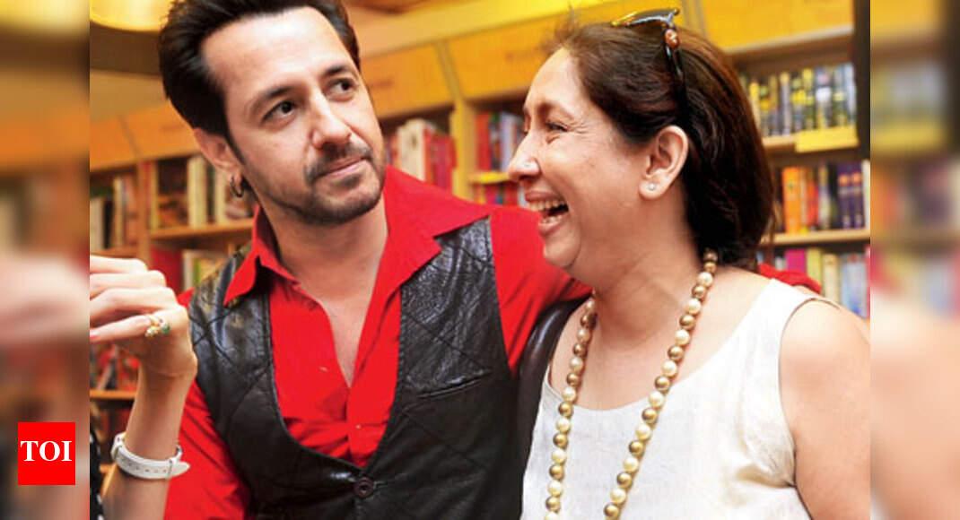 Actor’s poems charm friends | Events Movie News - Times of India
