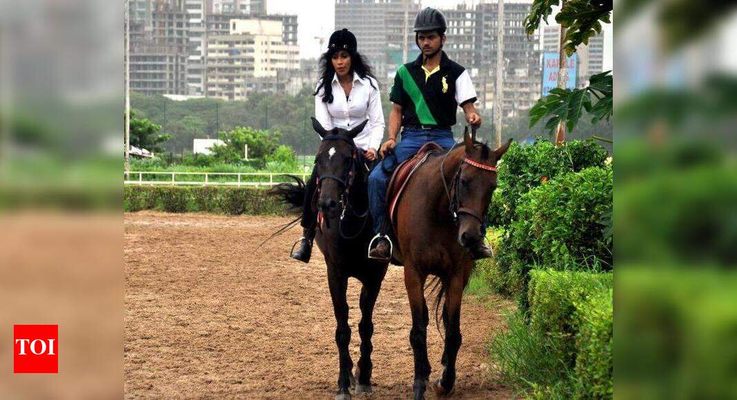 Chandi Perera learning horse riding in Mahalaxmi race course | Hindi ...