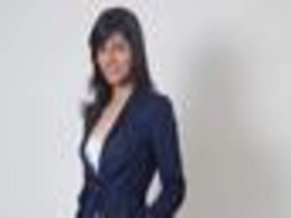 Vanya gives a gold statue of peacock for charity auction