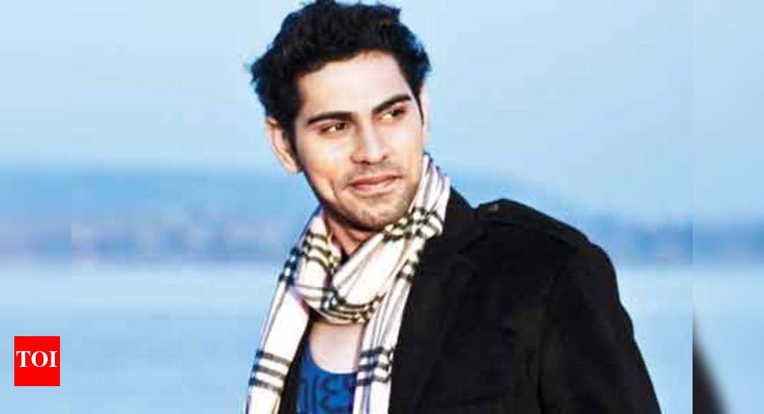 Astrologer Raman Handa turns item boy | Hindi Movie News - Times of India