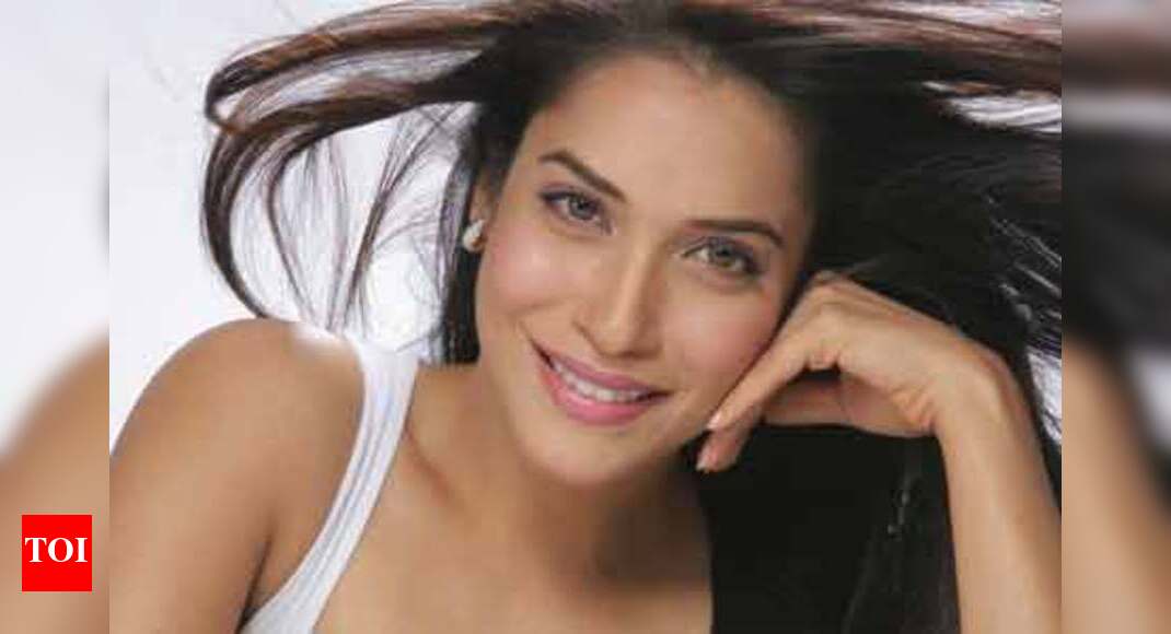 Rashmi's role in 'Heroine' based on star wives? | Hindi Movie News ...