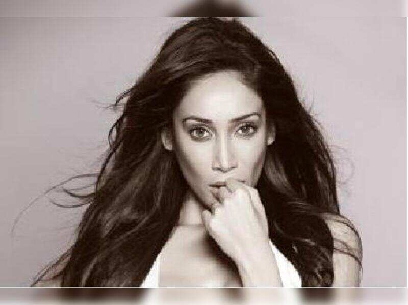 Superdude: Sofia Hayat reveals her kissing experiment…with a Girl ...