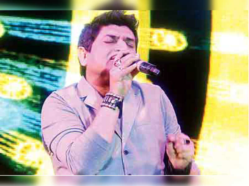 Neeraj Shridhar performs at Cybage’s annual bash hosted by Arun Nathani ...