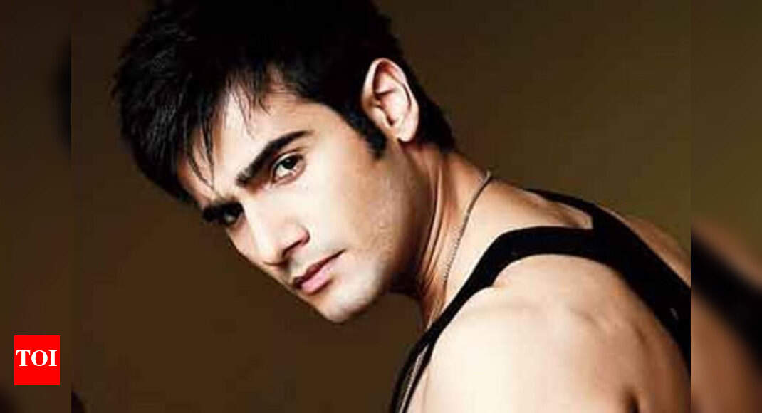 Karan Tacker walks the ramp with Bollywood actresses - Times of India