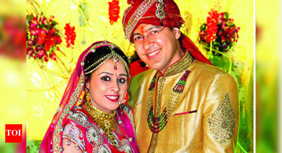 Chief Minister Raman Singh graces the occasion of Vishesh and Isha Agrawal's wedding in Nagpur ...