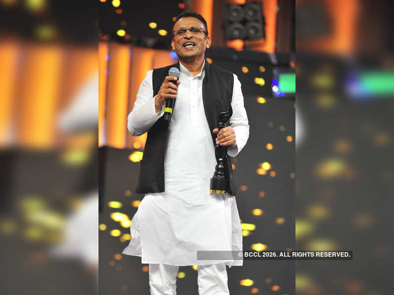 Annu Kapoor is all smiles after winning the Best Actor in Supporting ...