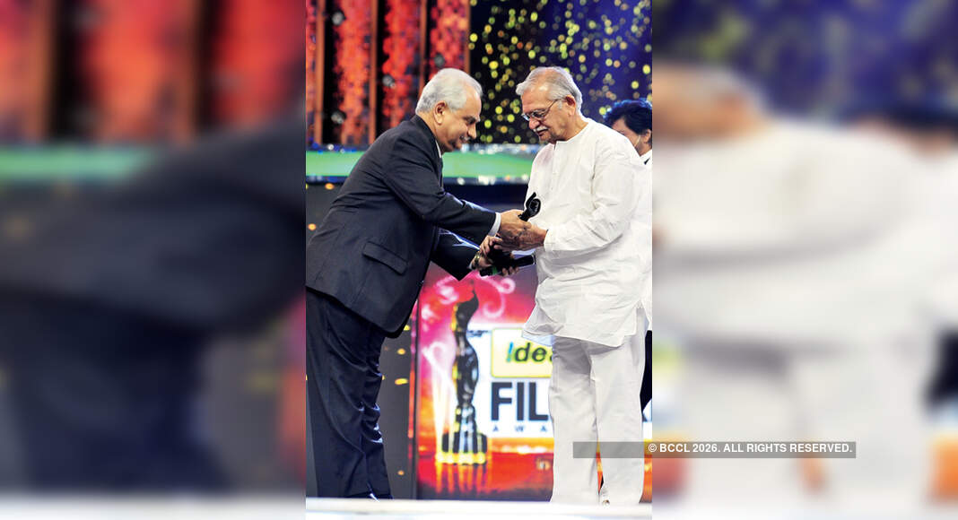 Ramesh Sippy awarding Gulzar Saab with Best Lyrics awards for the song ...