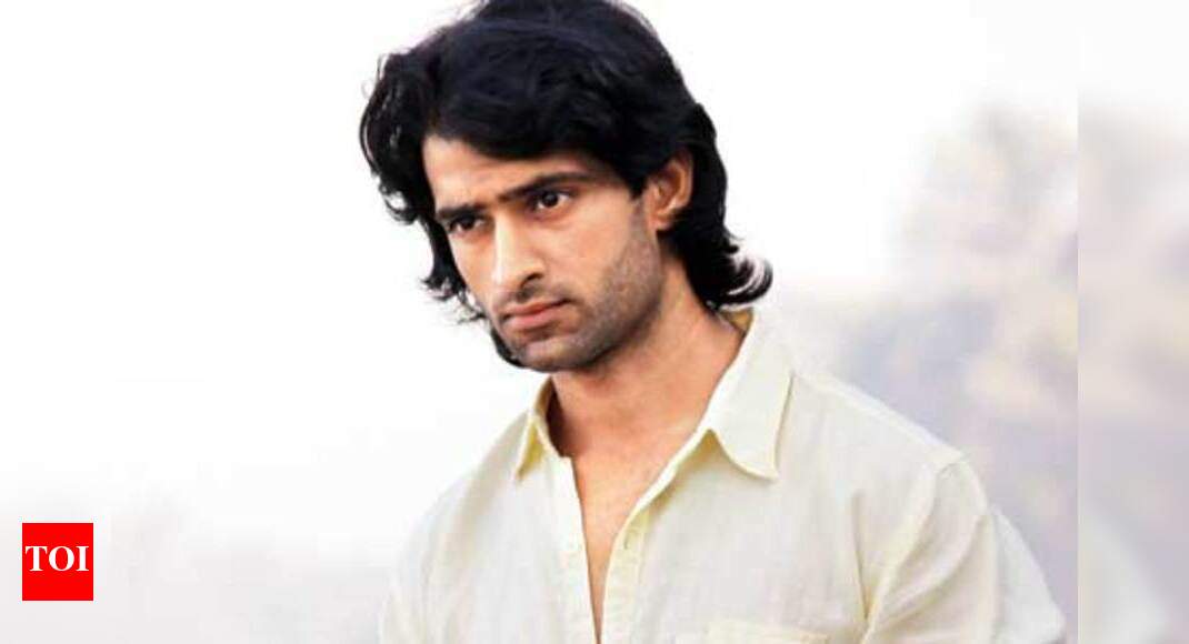 Theatre artiste plays roadside Romeo in his debut movie | Hindi Movie ...