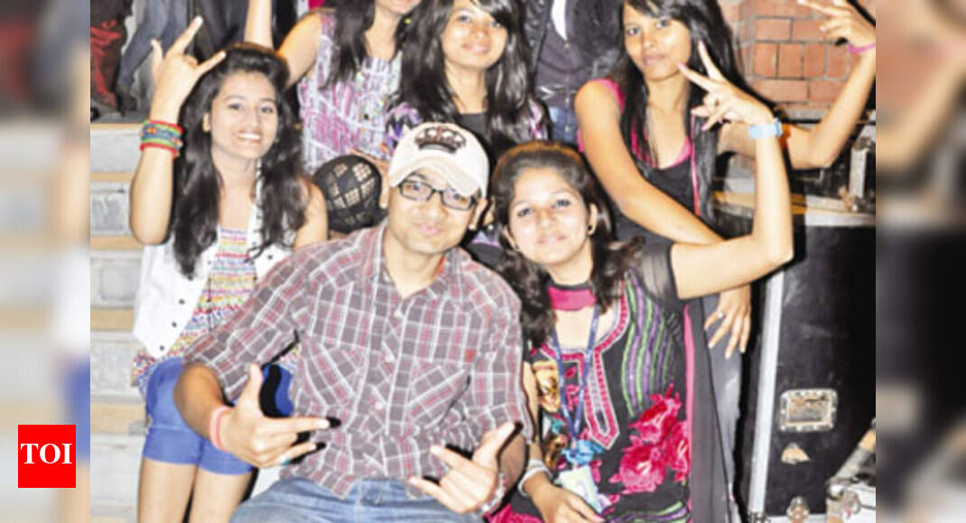 Pakistan rock band Raeth performs at annual festival of an engineering ...