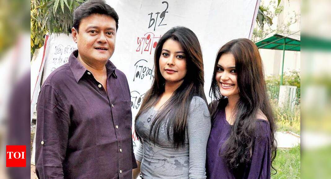 Actors of Damadol interact with Jadavpur University campus in Kolkata ...