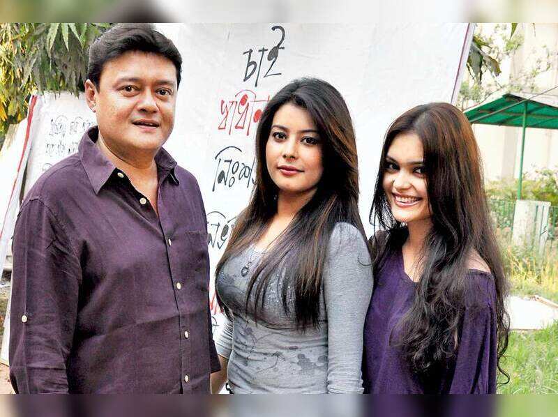 Actors of Damadol interact with Jadavpur University campus in Kolkata ...