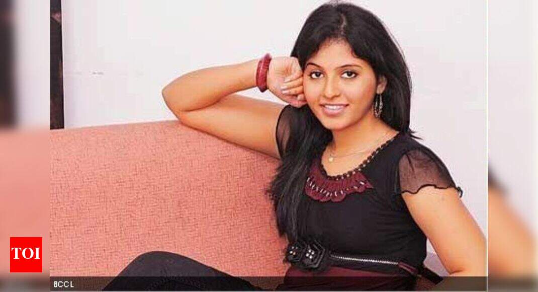 Arya's lip-lock with Anjali real | Tamil Movie News - Times of India