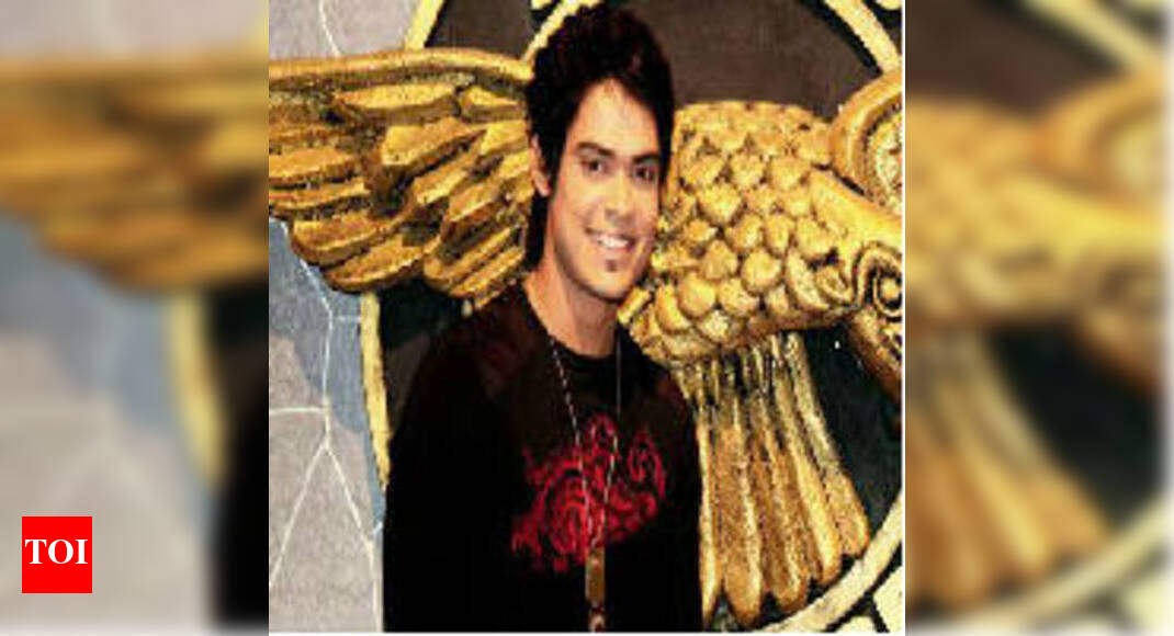 Kunwar’s fan gets his name carved on hand - Times of India