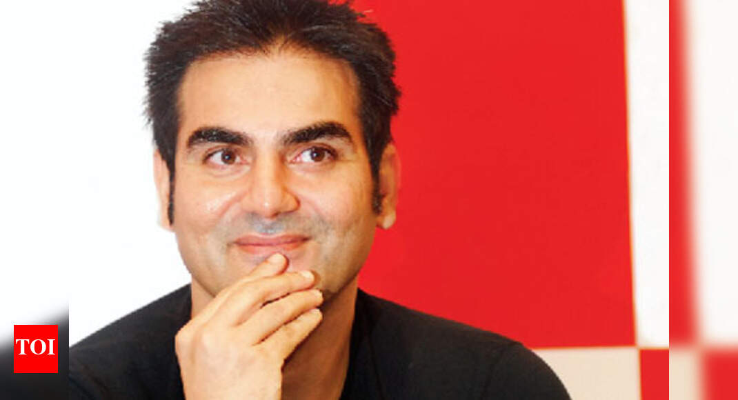 Bolly stars make a ‘small’ splash - The Times of India