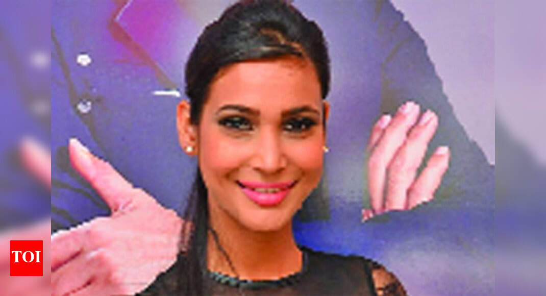 Femina Miss Earth Prachi Mishra at the launch of Jawed Habib salon at ...
