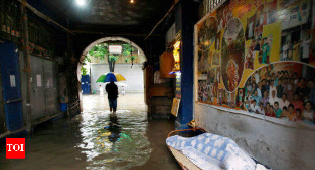 Mumbai rains: Building collapses in Mumbai, many feared trapped | Mumbai News - Times of India