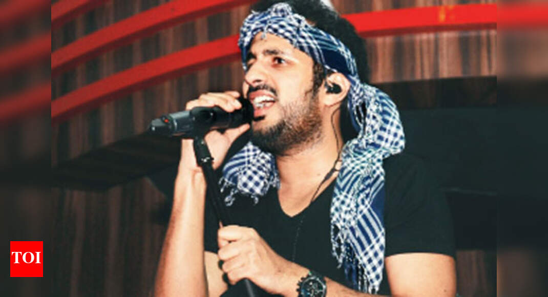 Band Ehsaas performs at Striker alongwith a jam session between DJ ...