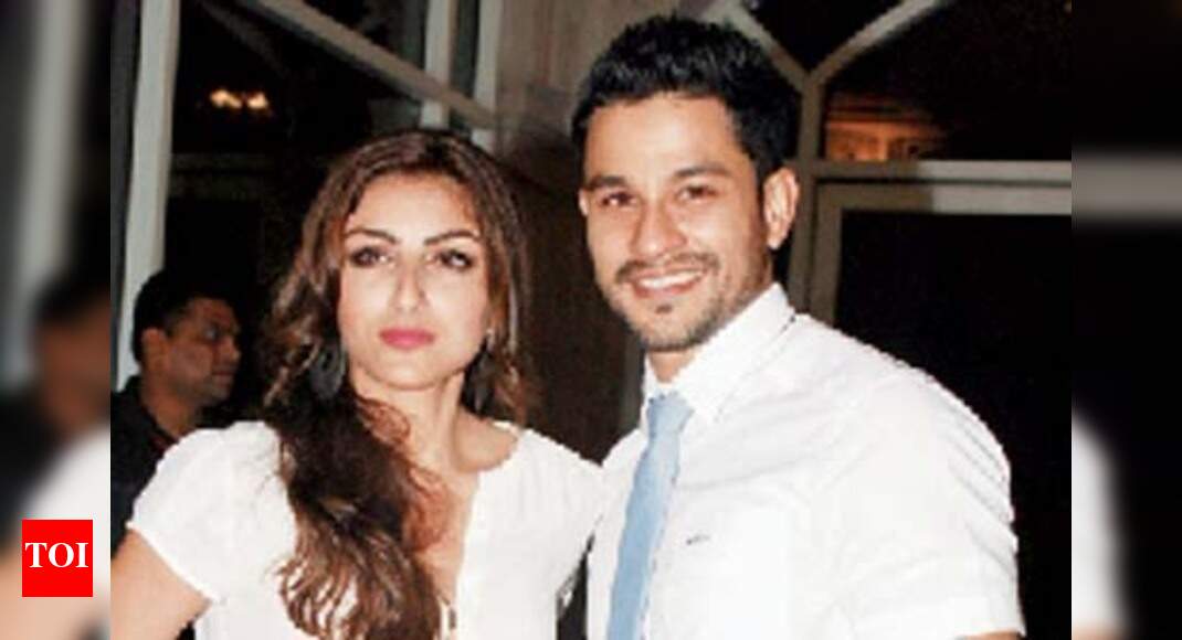 When Kunal met his favourite author | Hindi Movie News - Times of India