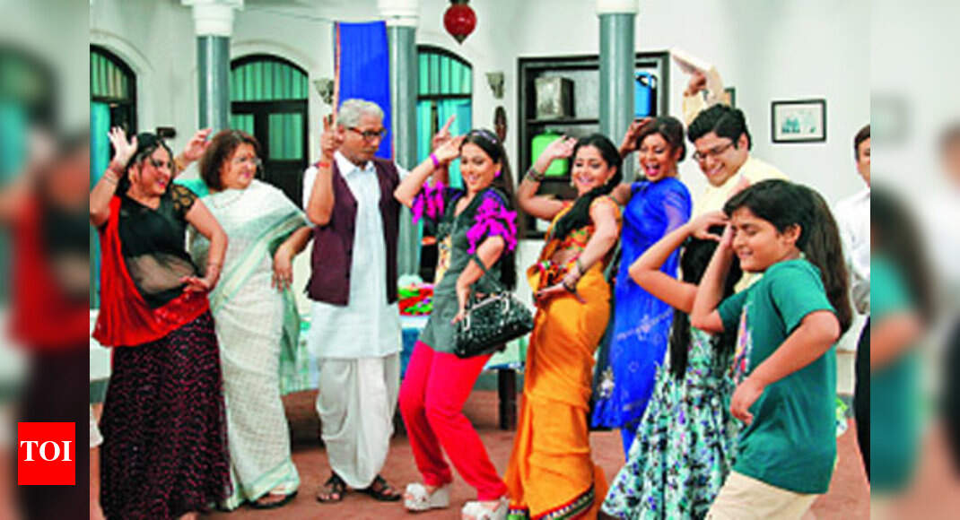 Vidya Balan seeks advice from 'Chidiya Ghar' cast - Times of India
