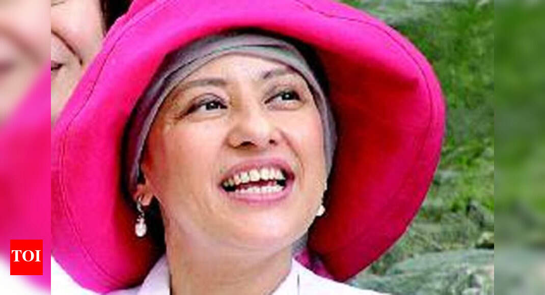 Manisha comes home with Deepti Naval by her side | Hindi Movie News ...