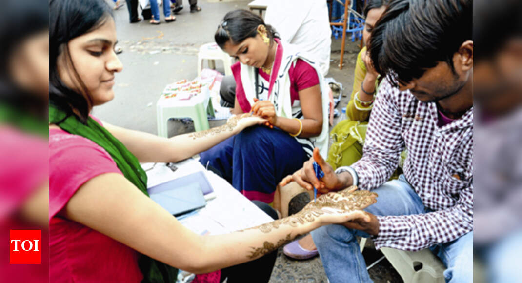 August spells bumper business for Bhopal’s mehndiwallahs - Times of India