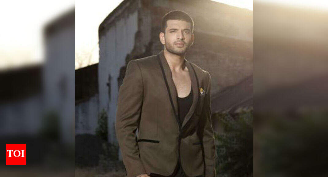 Horror Story trailer scared the hell out of me: Karan - Times of India