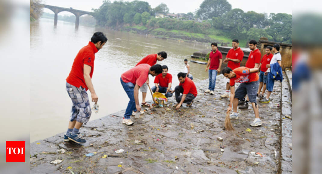 Students clean river after Ganesh visarjan - Times of India