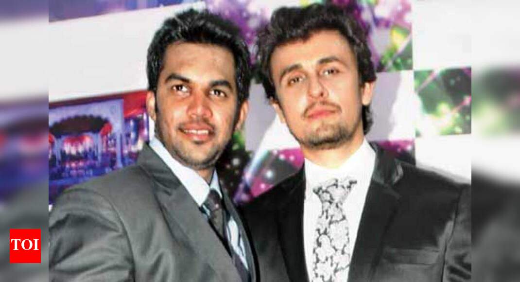 Aseem Singh and Sonu Nigam attend the 17th event of Globoil India in ...