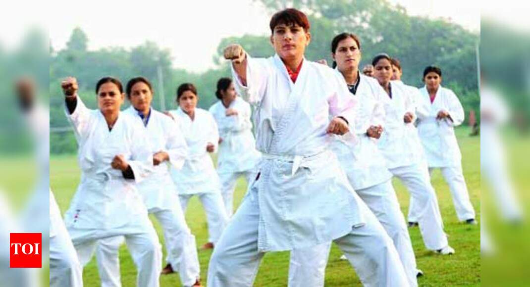 Self-defence class in Gurgaon: It’s women cops first - Times of India