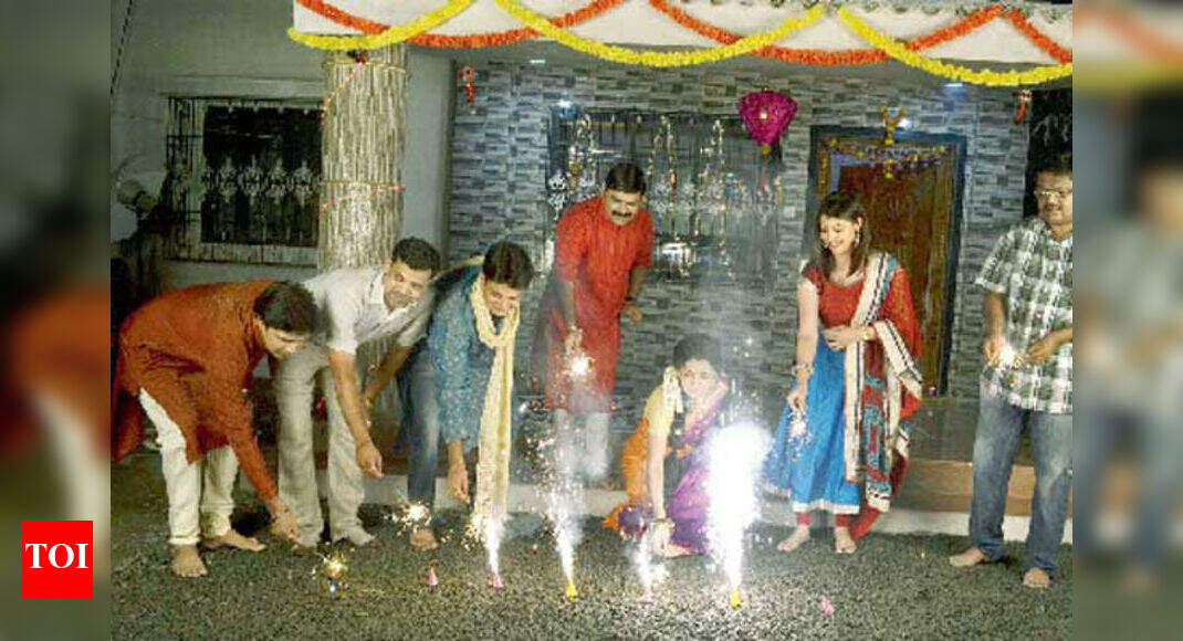 Tejasvinee Pandit, Gargi Patel in a festive mood | Marathi Movie News ...