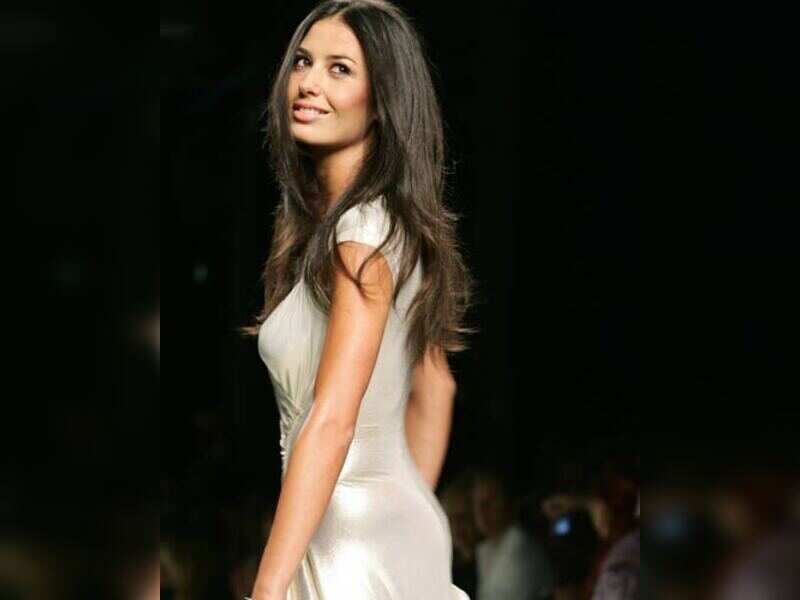 Italian model Elisabetta Gregoraci, presents a creation by Italian ...