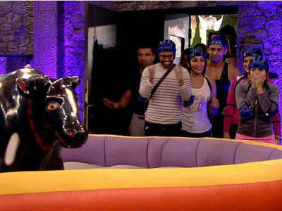 Ellie & Sangram win luxury budget items for housemates - Times of India