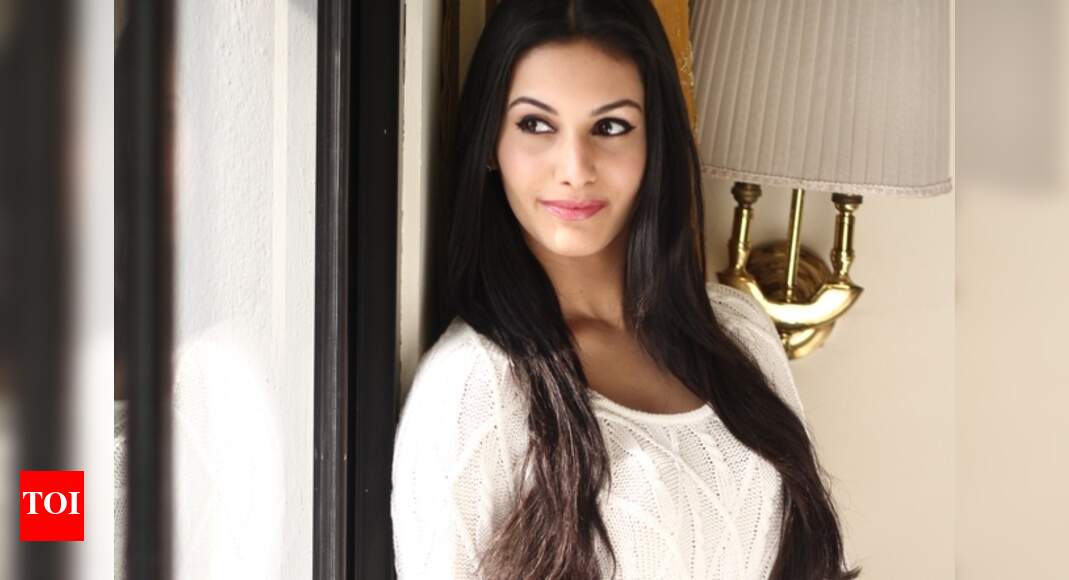 Amyra takes tamil lessons from Dhanush | Tamil Movie News - Times of India