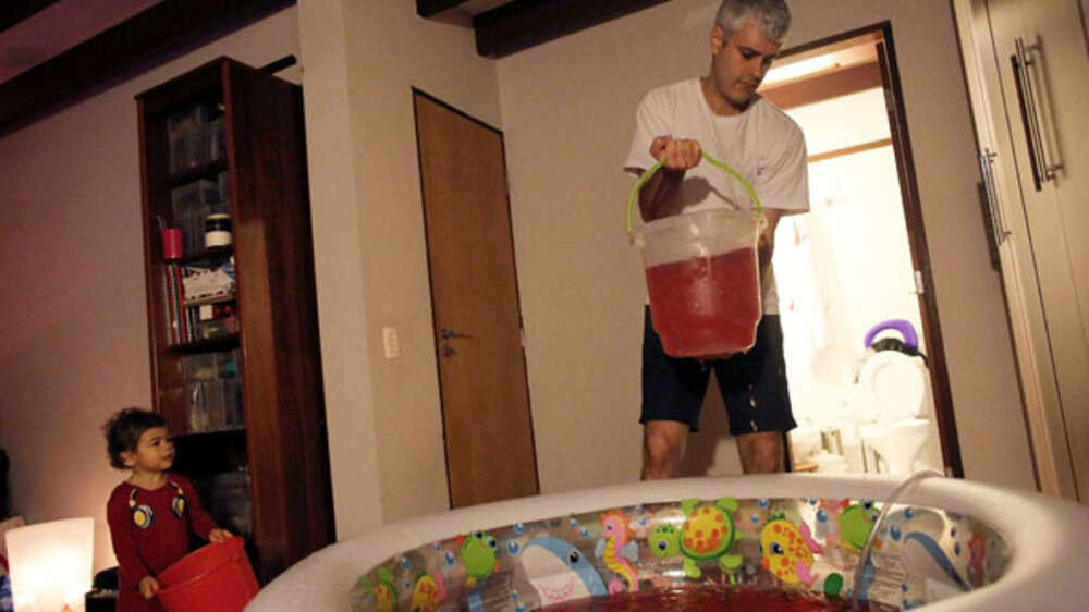 Woman gives birth in inflatable pool | The Times of India