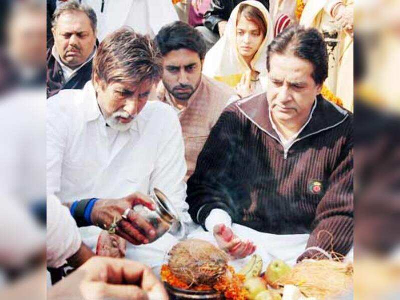 Teji Bachchan's ashes immersed Photogallery - ETimes