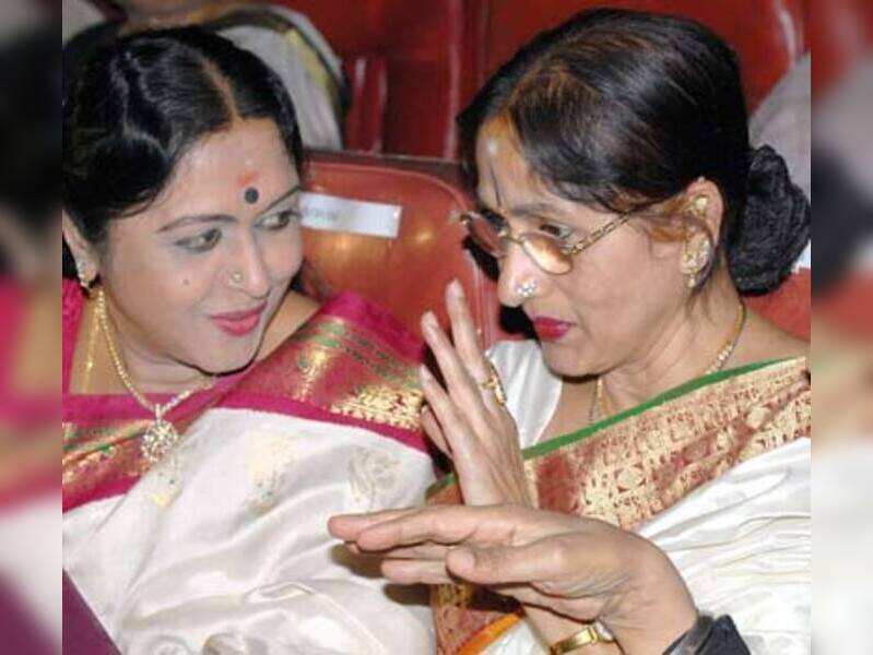 Veteran actress Bharathi Vishnuvardhan ( r ) and B - Photogallery
