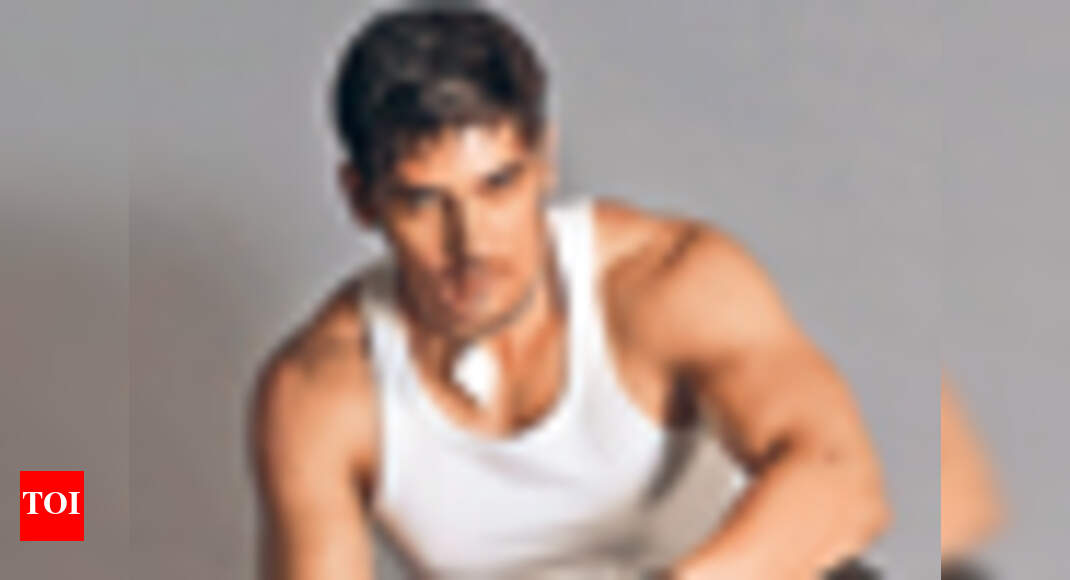 Zayed to show his muscle power | Hindi Movie News - Times of India