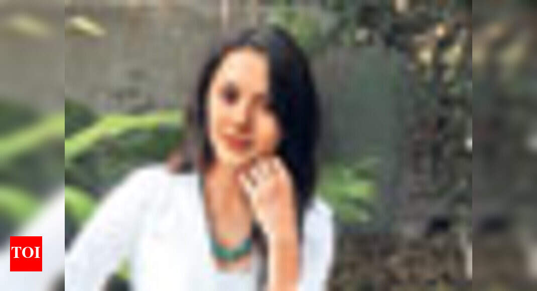 Isha is very much single | Hindi Movie News - Times of India