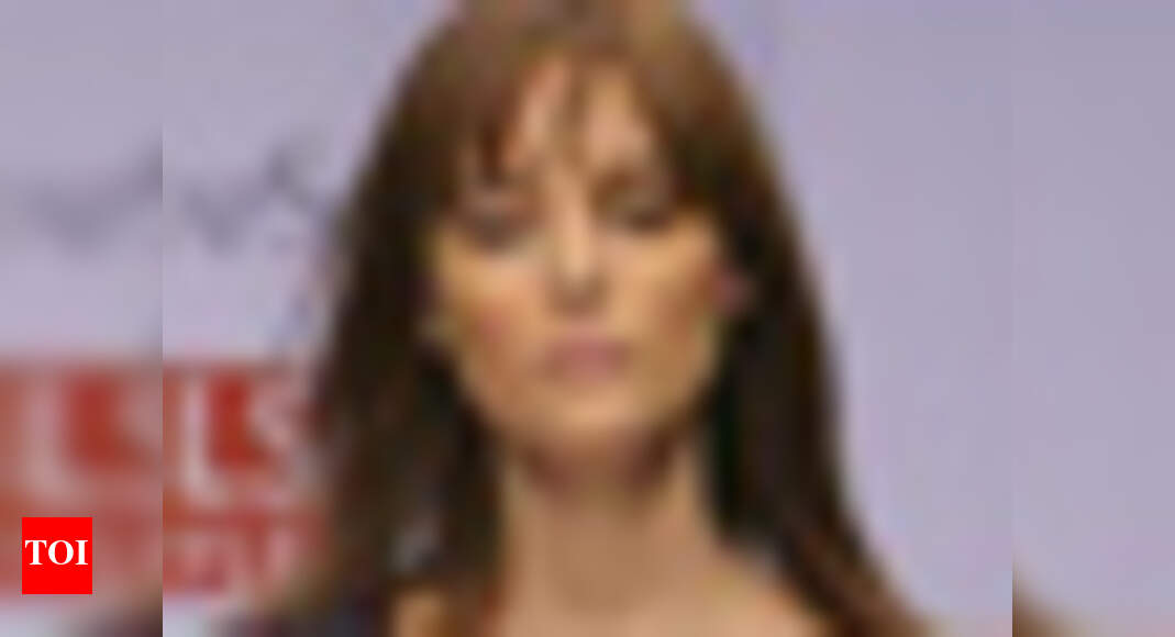 Wardrobe malfunction at India Fashion Week - Times of India