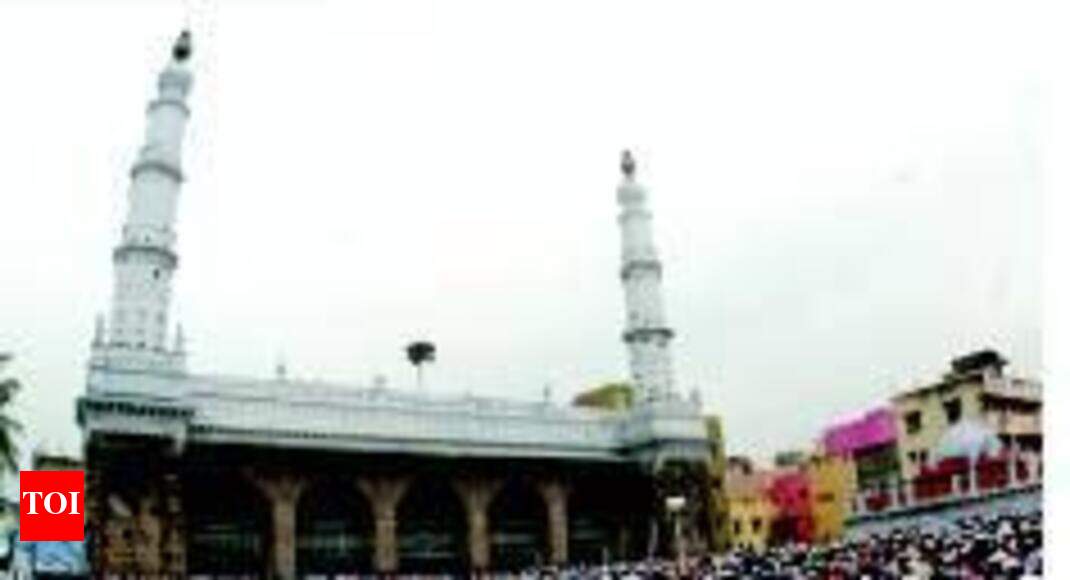 Triplicane Big Mosque: Prayer calls to the past | Chennai News - Times ...