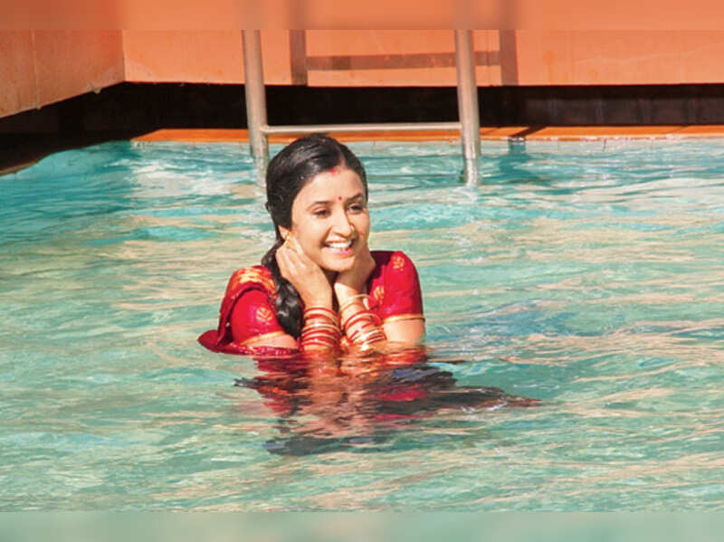 Sana Sheikh shoots in swimming pool for 6 hours - Times of India