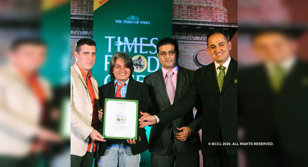 Vasu Primlani presents 'Bar Multi Cuisine' (Delhi - Casual Dine) award ...