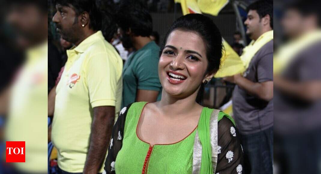 Television host DD enjoys CCL match - Times of India