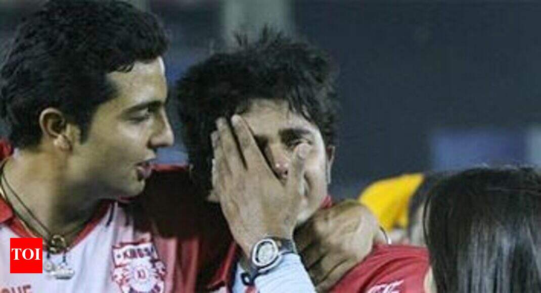 Bhajji 'slaps' Sreesanth, makes him cry | New Zealand in India 2016 ...