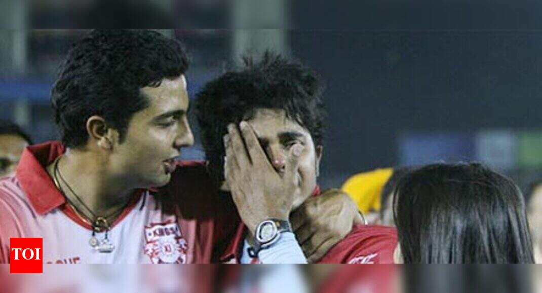 Bhajji 'slaps' Sreesanth, makes him cry | New Zealand in India 2016 ...